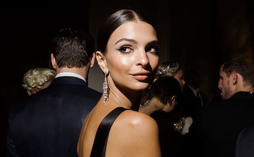 𝐄𝐦𝐢𝐥𝐲 𝐑𝐚𝐭𝐚𝐣𝐤𝐨𝐰𝐬𝐤𝐢 | Model | @emrata – THERASZaire